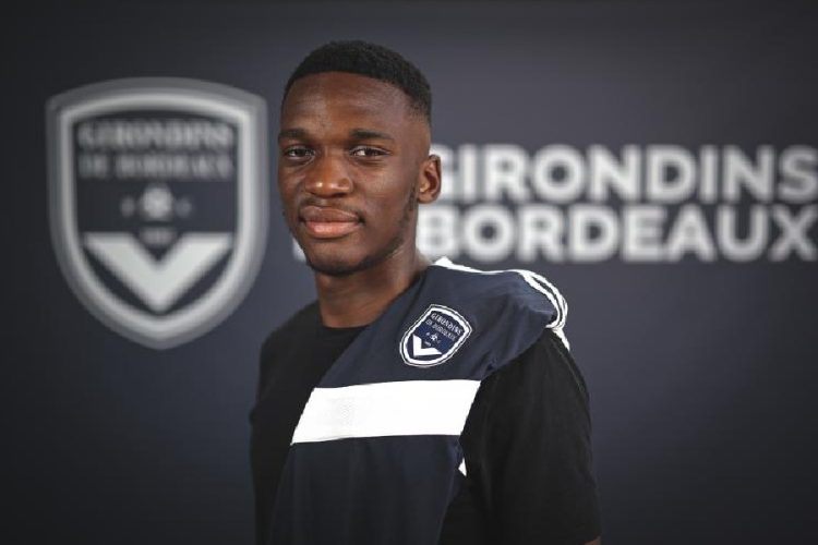 Officiel : Emmanuel Biumla signe son premier contrat professionnel avec ...